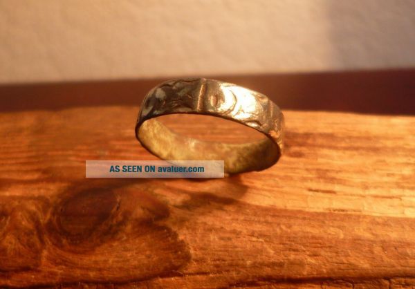 LATE MEDIEVAL BRONZE BAND RING WITH EMBOSSED DESIGN - METAL DETECTING ...