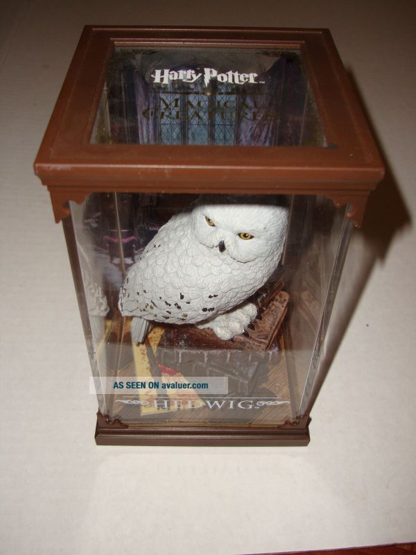 HARRY POTTER MAGICAL CREATURES HEDWIG STATUE IN CASE | #25346976