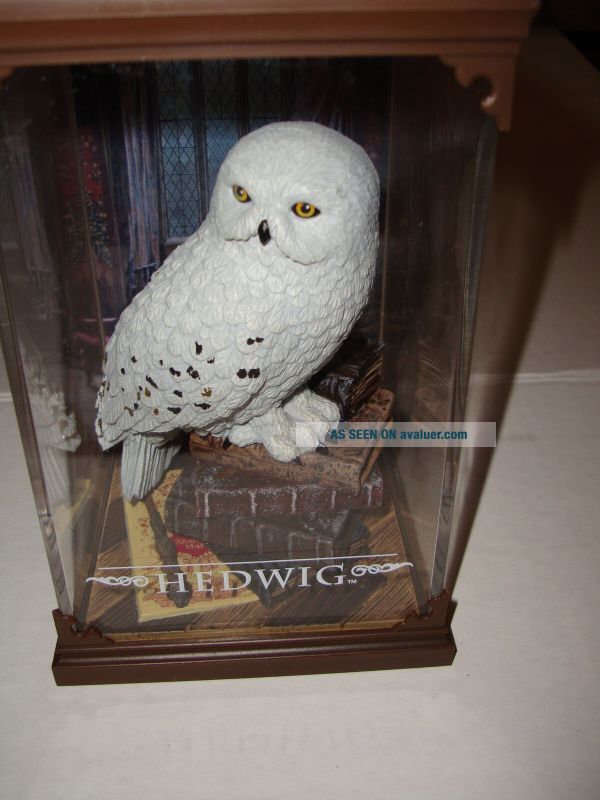HARRY POTTER MAGICAL CREATURES HEDWIG STATUE IN CASE | #25346976