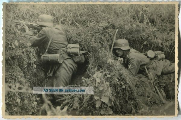 GERMAN WWII ARCHIVE PHOTO: WEHRMACHT SOLDIERS IN COMBAT ACTION | #25484137